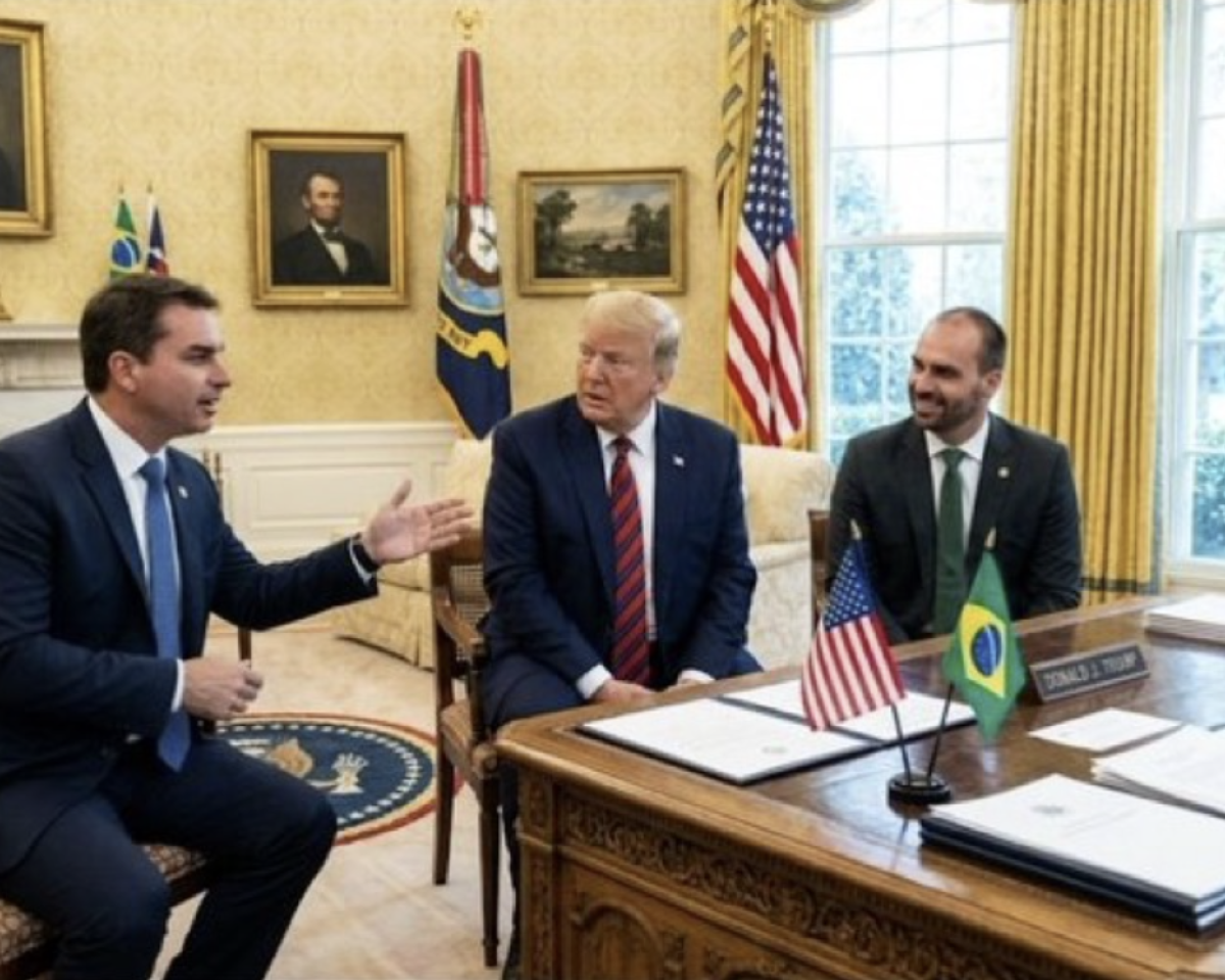 Fotos geradas por IA do encontro de Flávio e Trump circulam nas redes ...
